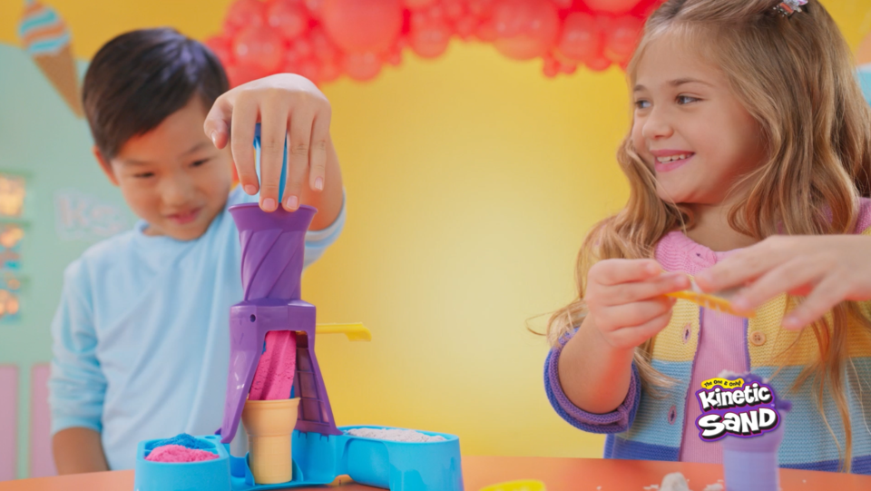 Kinetic Sand, Soft Serve Station with 14oz Play Sand, 2 Ice Cream Cones ...