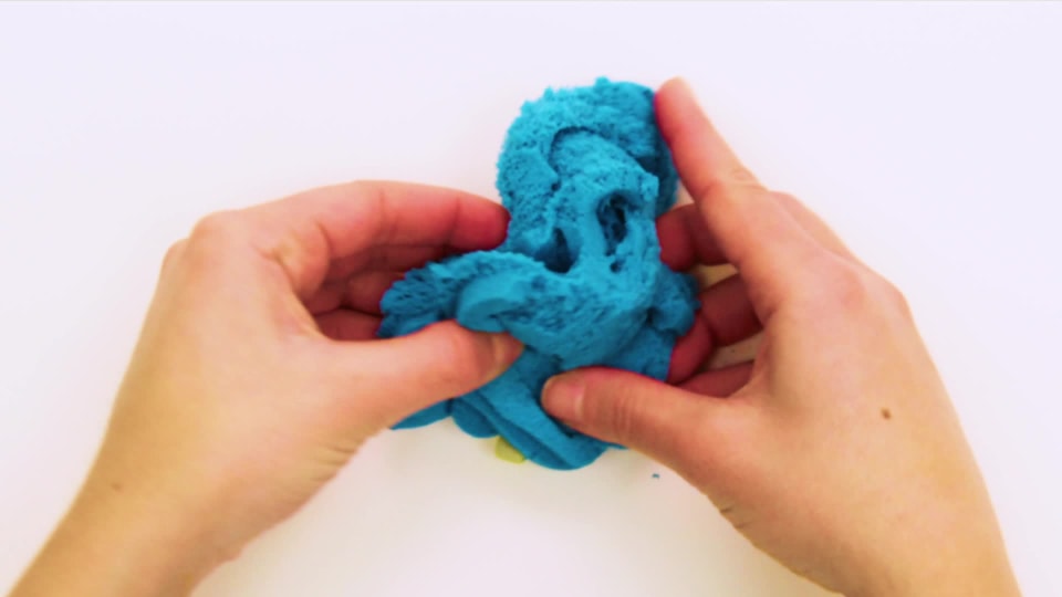 Kinetic Sand, Sandbox Playset with 1lb of Blue Kinetic Sand and 3 Molds ...
