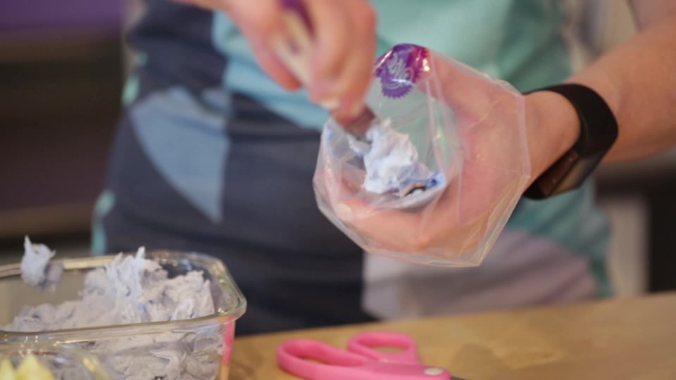 Wilton Creamy White Decorator Icing, 4 lb. Tub - Walmart.com