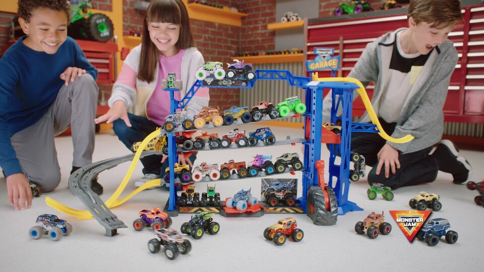 Monster Jam Massive Garage Playset with Truck Race Tracks, Jump ...