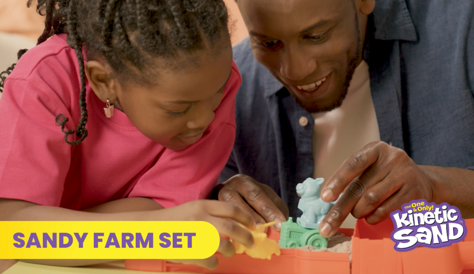 Kinetic Sand, Sandy Farm Set with 12oz Play Sand, 6 Tools & Molds ...