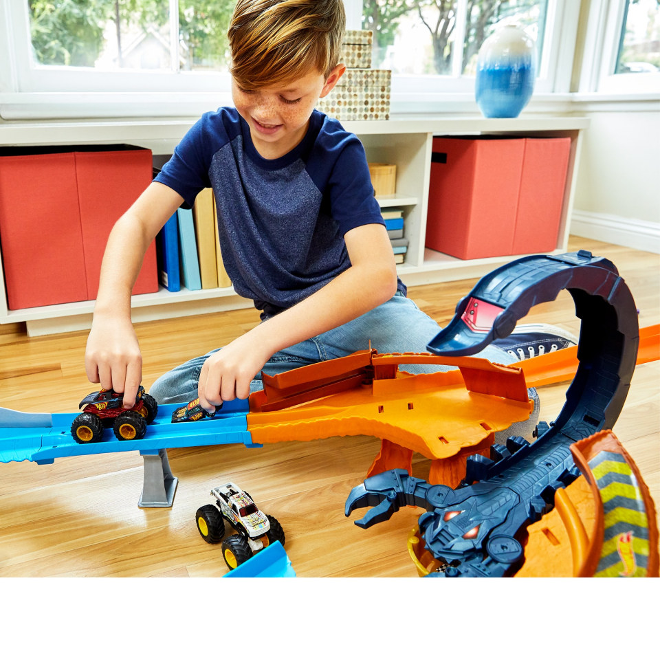 Hot Wheels Monster Trucks Scorpion String Raceway Track Set with 1 Toy ...
