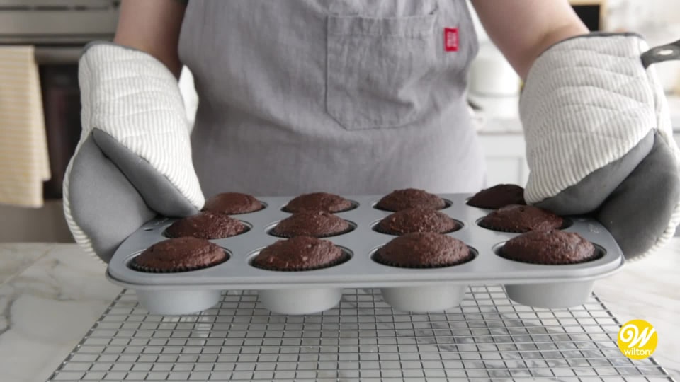 Wilton Creamy White Decorator Icing, 4 lb. Tub - Walmart.com